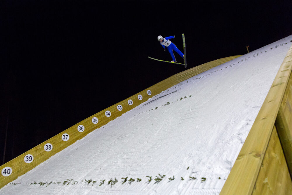Projecteurs LED pour l’éclairage des pistes de saut à ski et pistes de ski